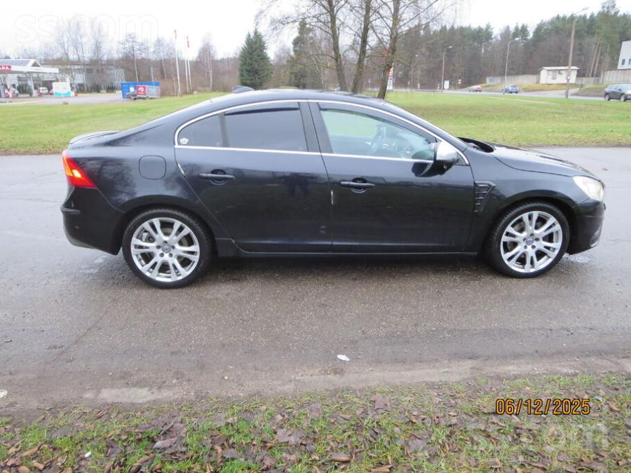 Melns Volvo S60 2011 Rīga, ar dzinēja tilpumu 2.40 L un nobraukumu 235 tūkst. km par 6250 €, foto 2 vietnē AUTOMOTO.COM.LV