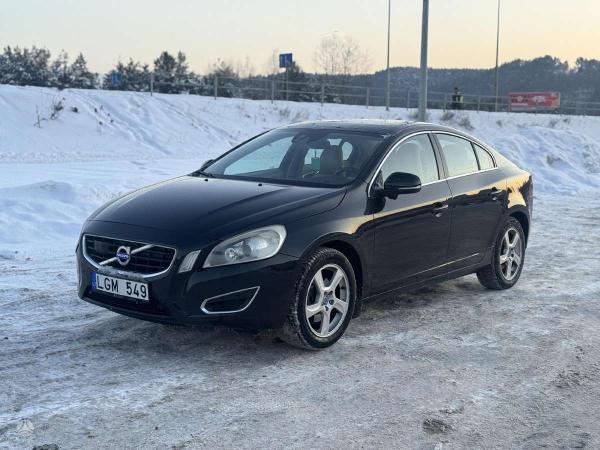 Black Volvo S60 2011 in Vilnius, with an engine capacity of 1.56 L and mileage of 320 thousand km for 4200 €, photo 1 on AUTOMOTO.COM.LV