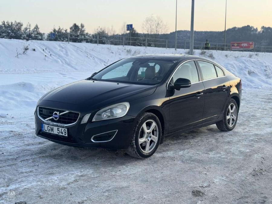 Black Volvo S60 2011 in Vilnius, with an engine capacity of 1.56 L and mileage of 320 thousand km for 4200 €, photo 1 on AUTOMOTO.COM.LV