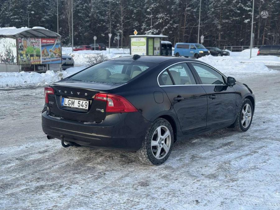 Melns Volvo S60 2011 Viļņa, ar dzinēja tilpumu 1.56 L un nobraukumu 320 tūkst. km par 4200 €, foto 5 vietnē AUTOMOTO.COM.LV
