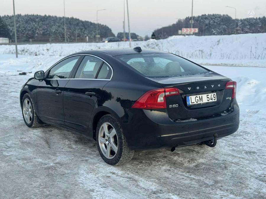 Melns Volvo S60 2011 Viļņa, ar dzinēja tilpumu 1.56 L un nobraukumu 320 tūkst. km par 4200 €, foto 7 vietnē AUTOMOTO.COM.LV