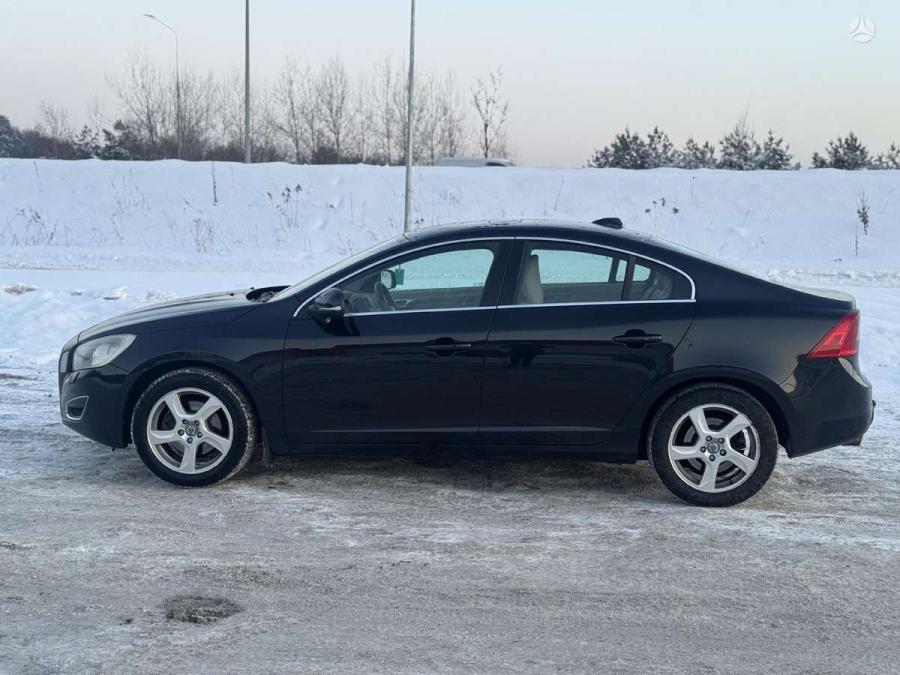 Melns Volvo S60 2011 Viļņa, ar dzinēja tilpumu 1.56 L un nobraukumu 320 tūkst. km par 4200 €, foto 8 vietnē AUTOMOTO.COM.LV