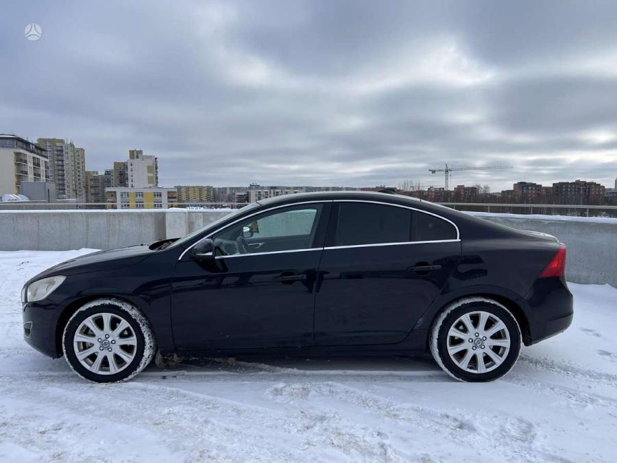 Melns Volvo S60 2011 Viļņa, ar dzinēja tilpumu 1.98 L un nobraukumu 343 tūkst. km par 5500 €, foto 5 vietnē AUTOMOTO.COM.LV