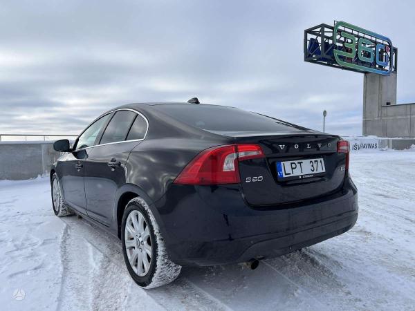 Black Volvo S60 2011 in Vilnius, with an engine capacity of 1.98 L and mileage of 343 thousand km for 5500 €, photo 6 on AUTOMOTO.COM.LV