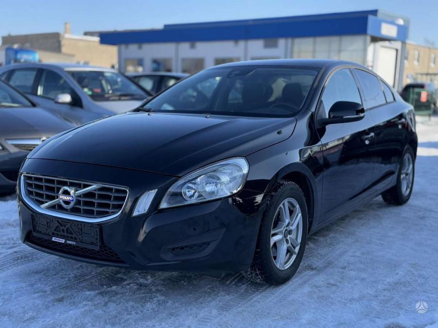 Black Volvo S60 2011 in Kretinga, with an engine capacity of 1.60 L and mileage of 236 thousand km for 5999 €, photo 2 on AUTOMOTO.COM.LV