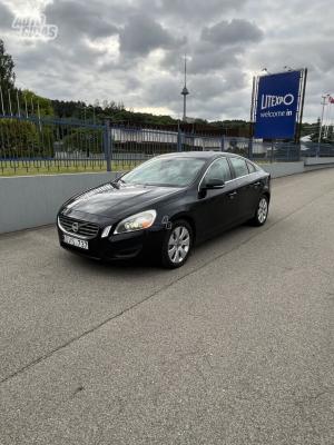 Melns Volvo S60 2011 Viļņa, ar dzinēja tilpumu 3.00 L un nobraukumu 209 tūkst. km par 5600 €, foto  vietnē AUTOMOTO.COM.LV