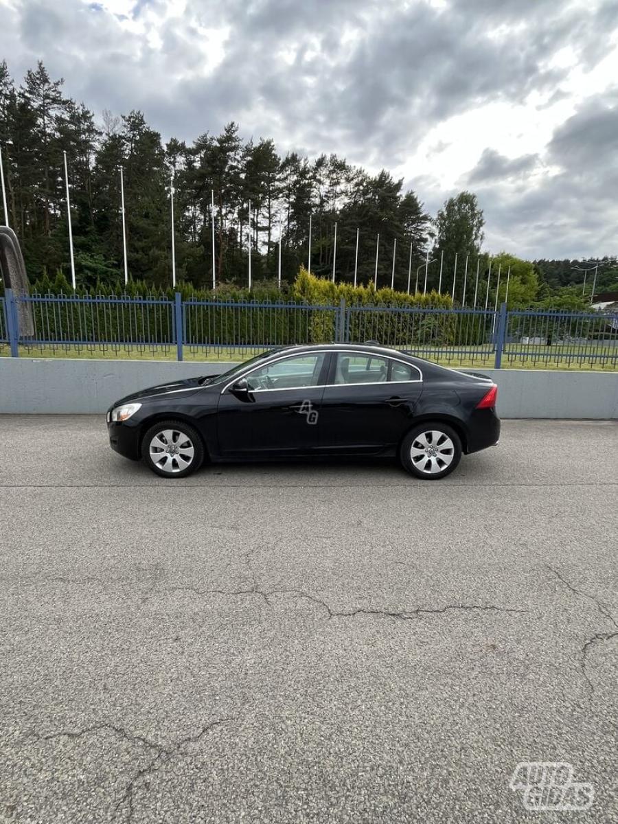 Melns Volvo S60 2011 Viļņa, ar dzinēja tilpumu 3.00 L un nobraukumu 209 tūkst. km par 5600 €, foto 3 vietnē AUTOMOTO.COM.LV