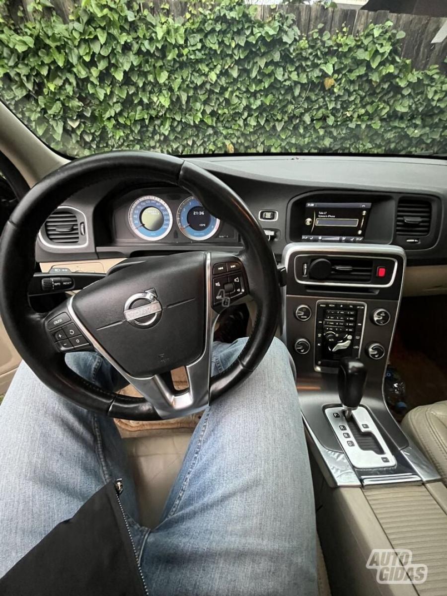 Melns Volvo S60 2011 Viļņa, ar dzinēja tilpumu 3.00 L un nobraukumu 209 tūkst. km par 5600 €, foto 11 vietnē AUTOMOTO.COM.LV