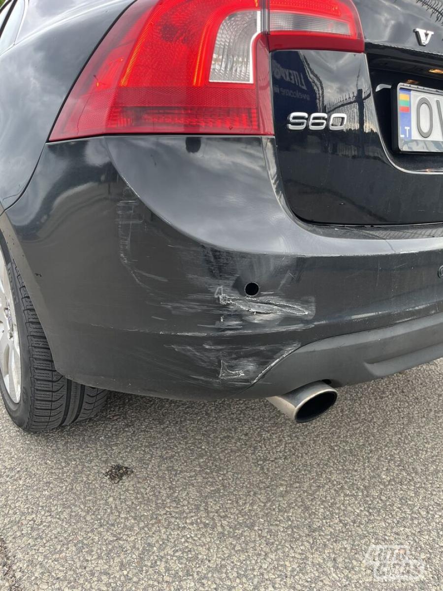 Melns Volvo S60 2011 Viļņa, ar dzinēja tilpumu 3.00 L un nobraukumu 209 tūkst. km par 5600 €, foto 12 vietnē AUTOMOTO.COM.LV