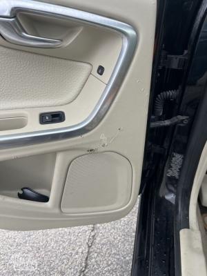 Melns Volvo S60 2011 Viļņa, ar dzinēja tilpumu 3.00 L un nobraukumu 209 tūkst. km par 5600 €, foto 15 vietnē AUTOMOTO.COM.LV