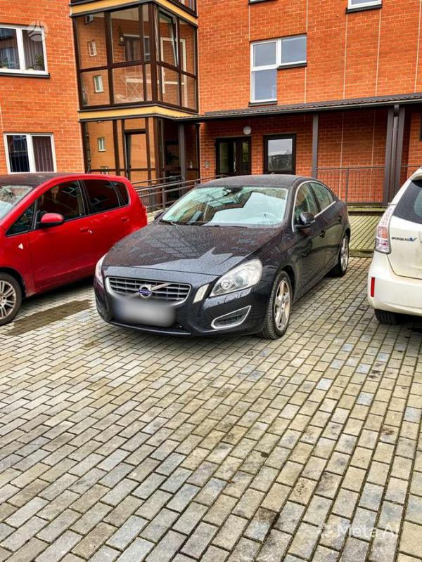 Melns Volvo S60 2011 Viļņa, ar dzinēja tilpumu 1.98 L un nobraukumu 234 tūkst. km par 6300 €, foto 4 vietnē AUTOMOTO.COM.LV