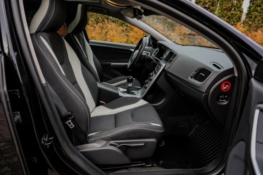 Melns Volvo S60 2011 Rīga, ar dzinēja tilpumu 1.60 L un nobraukumu 234 tūkst. km par 7350 €, foto 47 vietnē AUTOMOTO.COM.LV