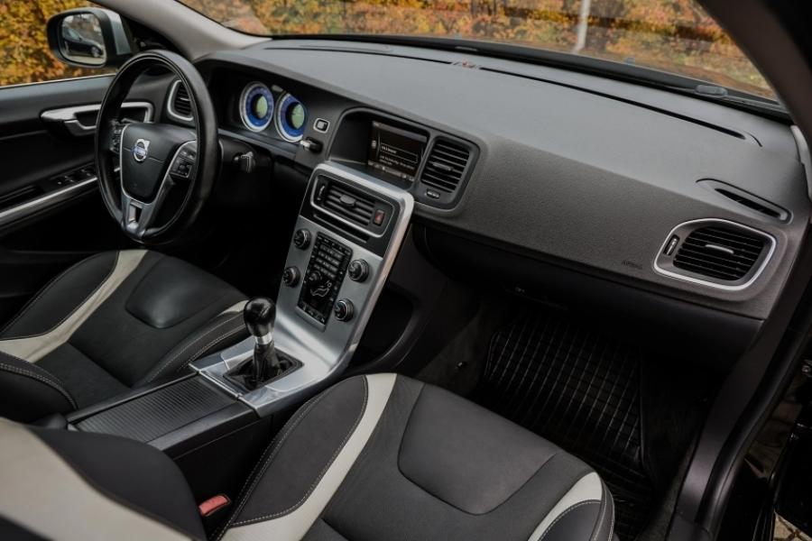 Melns Volvo S60 2011 Rīga, ar dzinēja tilpumu 1.60 L un nobraukumu 234 tūkst. km par 7350 €, foto 52 vietnē AUTOMOTO.COM.LV