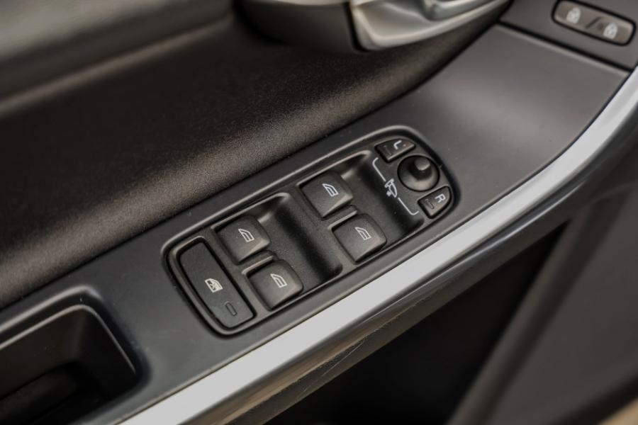 Melns Volvo S60 2011 Rīga, ar dzinēja tilpumu 1.60 L un nobraukumu 234 tūkst. km par 7350 €, foto 91 vietnē AUTOMOTO.COM.LV