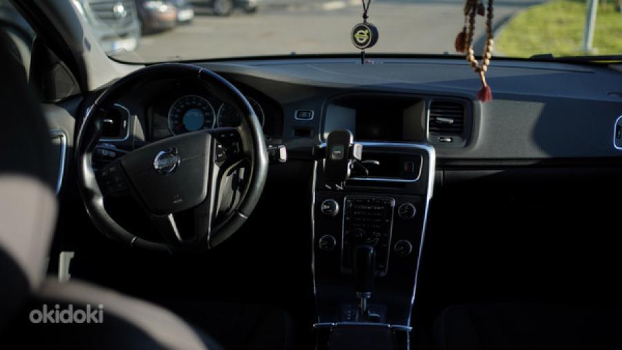 Black Volvo S60 2011 in Tallinn, with an engine capacity of 2.40 L and mileage of 193 thousand km for 9200 €, photo 5 on AUTOMOTO.COM.LV