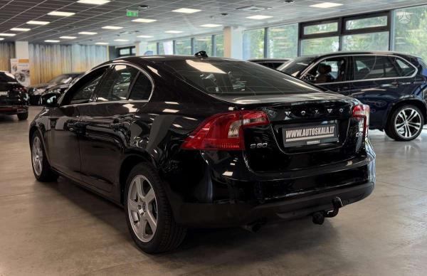 Black Volvo S60 2011 in Klaipeda, with an engine capacity of 1.98 L and mileage of 345 thousand km for 5950 €, photo 4 on AUTOMOTO.COM.LV