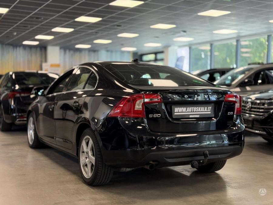 Black Volvo S60 2011 in Klaipeda, with an engine capacity of 1.98 L and mileage of 345 thousand km for 5950 €, photo 8 on AUTOMOTO.COM.LV