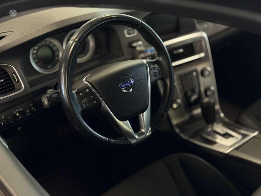 Black Volvo S60 2011 in Klaipeda, with an engine capacity of 1.98 L and mileage of 345 thousand km for 5950 €, photo 12 on AUTOMOTO.COM.LV