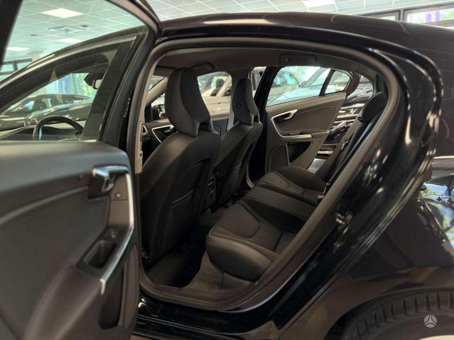 Black Volvo S60 2011 in Klaipeda, with an engine capacity of 1.98 L and mileage of 345 thousand km for 5950 €, photo 21 on AUTOMOTO.COM.LV