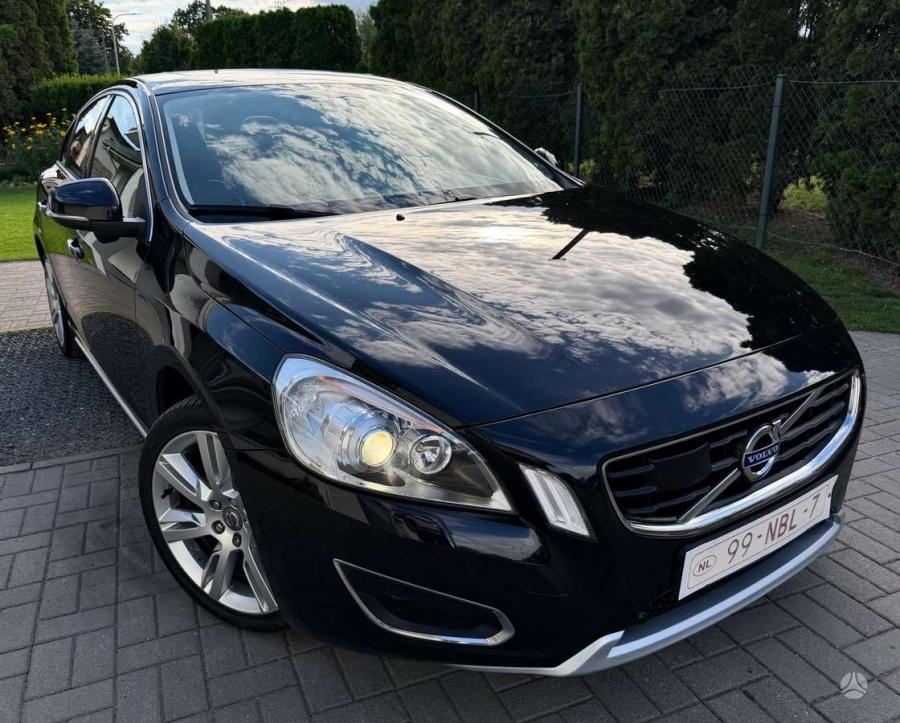Black Volvo S60 2011 in Kaunas, with an engine capacity of 2.40 L and mileage of 289 thousand km for 6950 €, photo 1 on AUTOMOTO.COM.LV