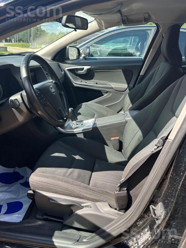 Melns Volvo S60 2011 Cēsis, ar dzinēja tilpumu 2.00 L un nobraukumu 345 tūkst. km par 4900 €, foto 2 vietnē AUTOMOTO.COM.LV