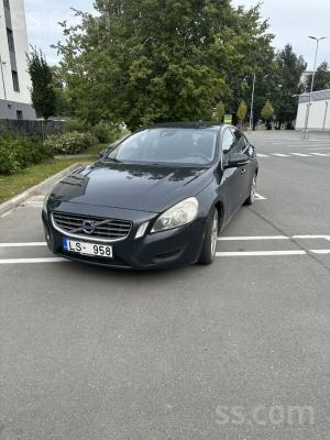 Melns Volvo S60 2011 Rīga, ar dzinēja tilpumu 2.00 L un nobraukumu 324 tūkst. km par 4500 €, foto  vietnē AUTOMOTO.COM.LV