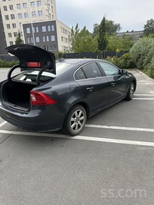 Black Volvo S60 2011 in Riga, with an engine capacity of 2.00 L and mileage of 324 thousand km for 4500 €, photo 3 on AUTOMOTO.COM.LV