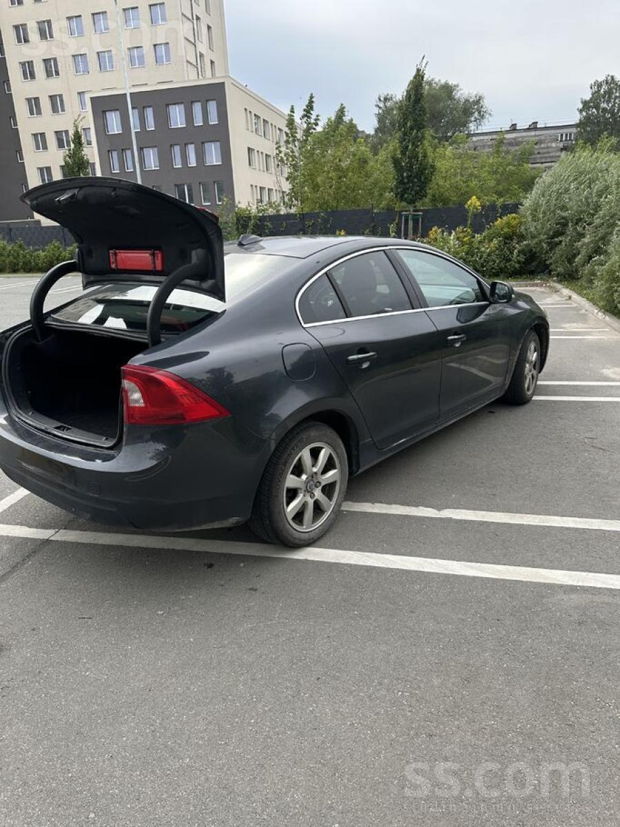 Black Volvo S60 2011 in Riga, with an engine capacity of 2.00 L and mileage of 324 thousand km for 4500 €, photo 3 on AUTOMOTO.COM.LV