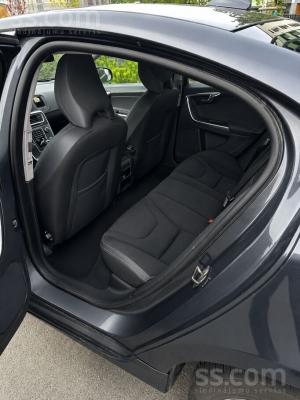 Black Volvo S60 2011 in Riga, with an engine capacity of 2.00 L and mileage of 324 thousand km for 4500 €, photo 6 on AUTOMOTO.COM.LV