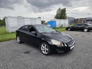 Melns Volvo S60 2011 Viļņa, ar dzinēja tilpumu 1.98 L un nobraukumu 295 tūkst. km par 3950 €, foto  vietnē AUTOMOTO.COM.LV