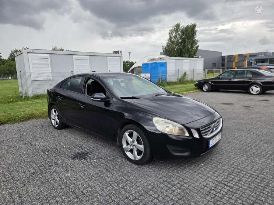 Melns Volvo S60 2011 Viļņa, ar dzinēja tilpumu 1.98 L un nobraukumu 295 tūkst. km par 3950 €, foto 1 vietnē AUTOMOTO.COM.LV