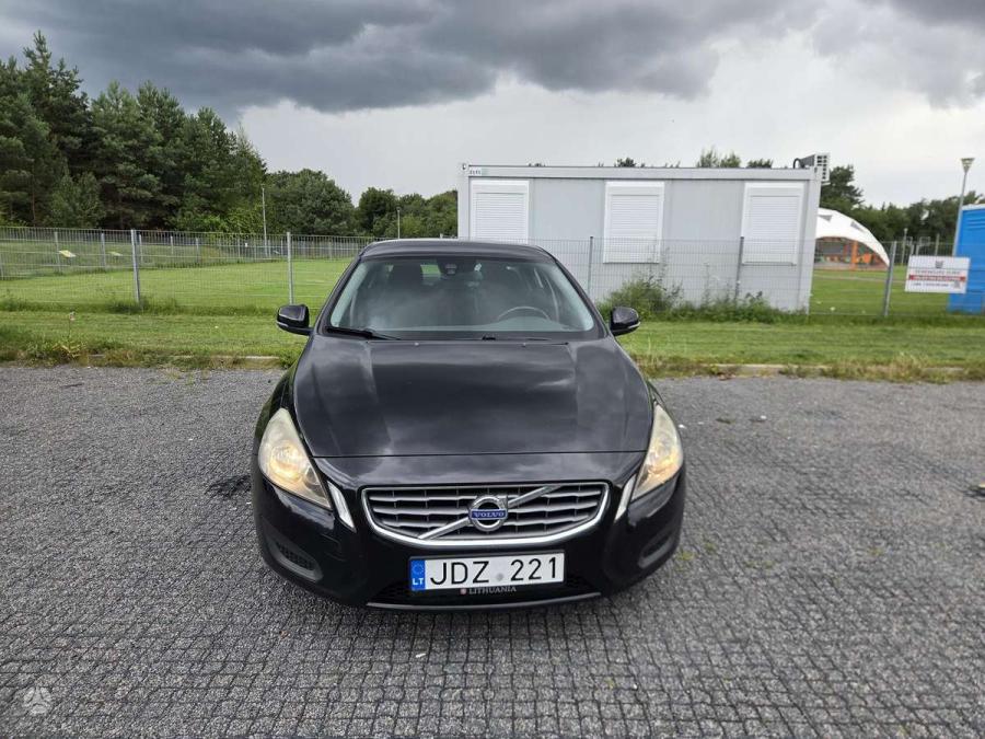 Melns Volvo S60 2011 Viļņa, ar dzinēja tilpumu 1.98 L un nobraukumu 295 tūkst. km par 3950 €, foto 3 vietnē AUTOMOTO.COM.LV