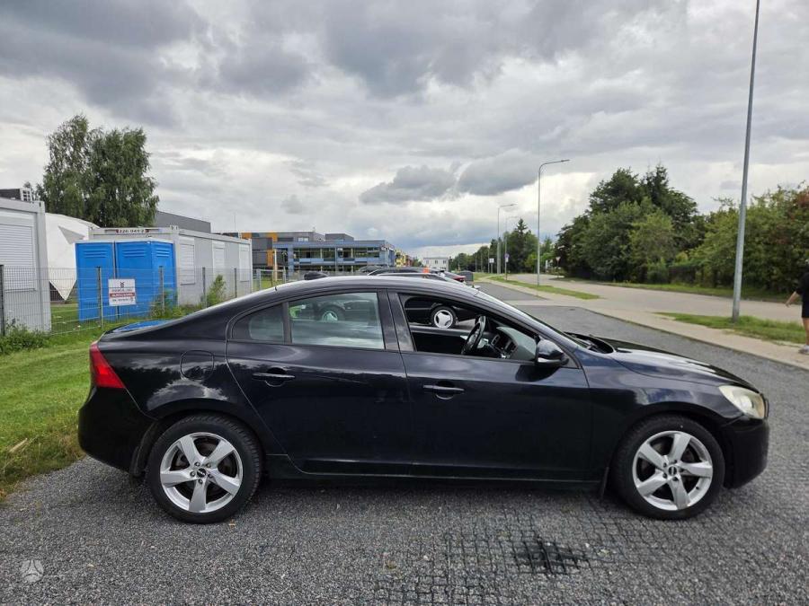 Melns Volvo S60 2011 Viļņa, ar dzinēja tilpumu 1.98 L un nobraukumu 295 tūkst. km par 3950 €, foto 4 vietnē AUTOMOTO.COM.LV
