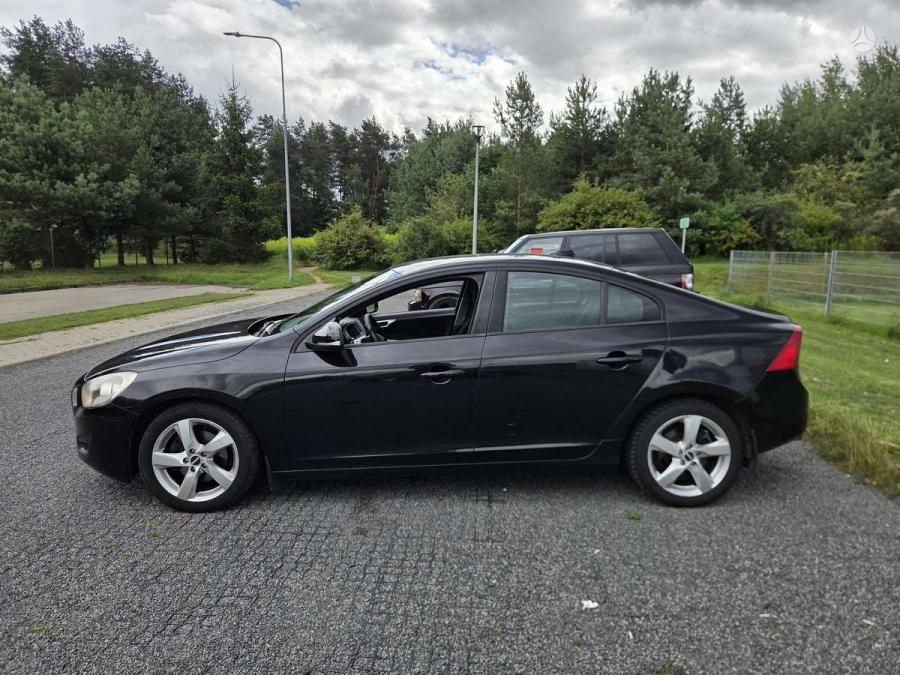 Melns Volvo S60 2011 Viļņa, ar dzinēja tilpumu 1.98 L un nobraukumu 295 tūkst. km par 3950 €, foto 8 vietnē AUTOMOTO.COM.LV