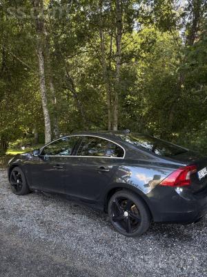 Melns Volvo S60 2011 Saldus, ar dzinēja tilpumu 2.00 L un nobraukumu 394 tūkst. km par 4850 €, foto  vietnē AUTOMOTO.COM.LV