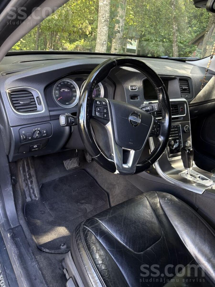 Melns Volvo S60 2011 Saldus, ar dzinēja tilpumu 2.00 L un nobraukumu 394 tūkst. km par 4850 €, foto 6 vietnē AUTOMOTO.COM.LV