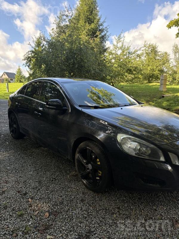 Melns Volvo S60 2011 Saldus, ar dzinēja tilpumu 2.00 L un nobraukumu 394 tūkst. km par 4850 €, foto 3 vietnē AUTOMOTO.COM.LV