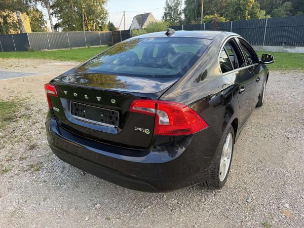 Volvo S60 2011 in Siauliai on AUTOMOTO.COM.LV Black Volvo S60 2011 in Siauliai, with an engine capacity of 1.56 L and mileage of 202 thousand km for 4900 €, photo 6 on AUTOMOTO.COM.LV
