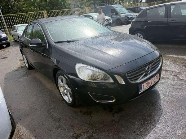 Volvo S60 2011 in Siauliai on AUTOMOTO.COM.LV Black Volvo S60 2011 in Siauliai, with an engine capacity of 1.56 L and mileage of 202 thousand km for 4900 €, photo 8 on AUTOMOTO.COM.LV