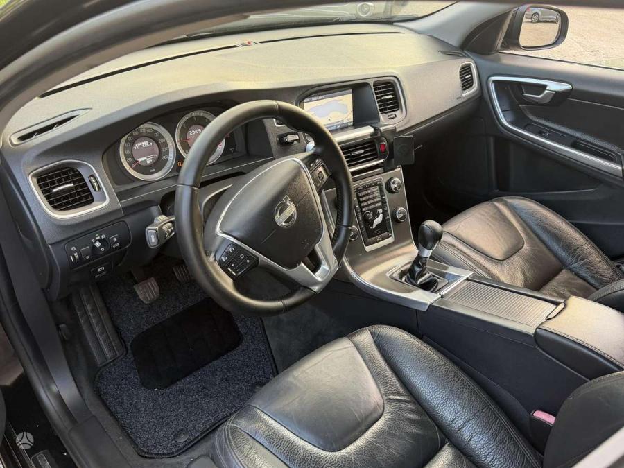 Melns Volvo S60 2011 Šauļi, ar dzinēja tilpumu 1.56 L un nobraukumu 202 tūkst. km par 4900 €, foto 21 vietnē AUTOMOTO.COM.LV