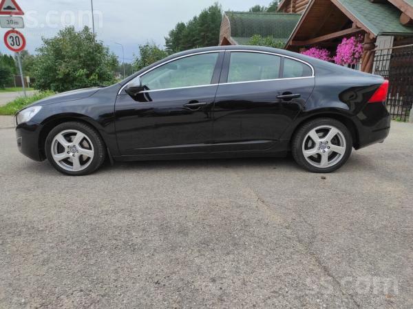 Volvo S60 2011 Rīga vietnē Melns Volvo S60 2011 Rīga, ar dzinēja tilpumu 2.40 L un nobraukumu 0 tūkst. km par 6400 €, foto 8 vietnē AUTOMOTO.COM.LV