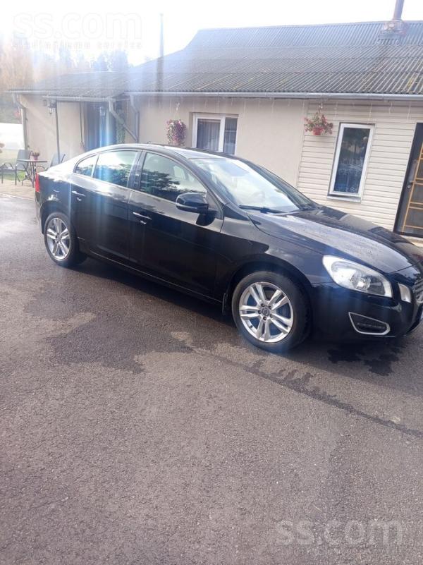 Melns Volvo S60 2011 Daugavpils, ar dzinēja tilpumu 2.40 L un nobraukumu 363 tūkst. km par 5250 €, foto 4 vietnē AUTOMOTO.COM.LV