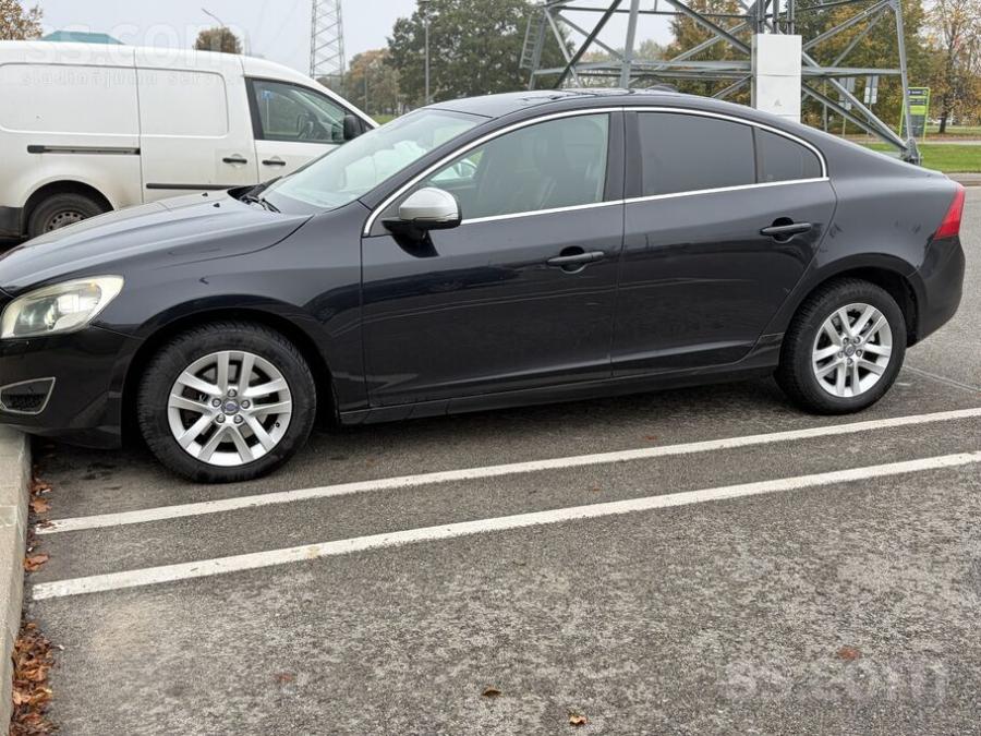 Black Volvo S60 2011 in Riga, with an engine capacity of 2.00 L and mileage of 380 thousand km for 6500 €, photo 4 on AUTOMOTO.COM.LV