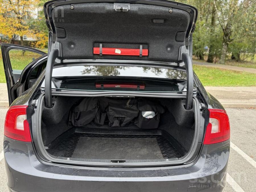 Black Volvo S60 2011 in Riga, with an engine capacity of 2.00 L and mileage of 380 thousand km for 6500 €, photo 6 on AUTOMOTO.COM.LV