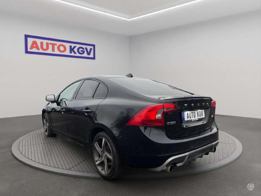 Melns Volvo S60 2012 Viļņa, ar dzinēja tilpumu 2.40 L un nobraukumu 249 tūkst. km par 8999 €, foto 3 vietnē AUTOMOTO.COM.LV