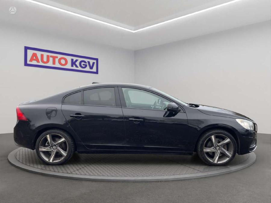 Melns Volvo S60 2012 Viļņa, ar dzinēja tilpumu 2.40 L un nobraukumu 249 tūkst. km par 8999 €, foto 5 vietnē AUTOMOTO.COM.LV