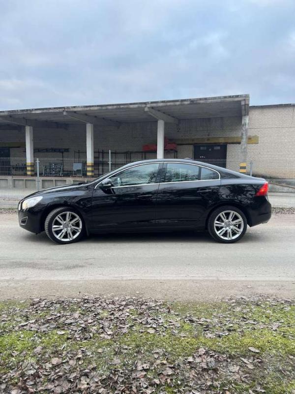 Melns Volvo S60 2012 Pasvalys, ar dzinēja tilpumu 2.40 L un nobraukumu 191 tūkst. km par 6850 €, foto 4 vietnē AUTOMOTO.COM.LV