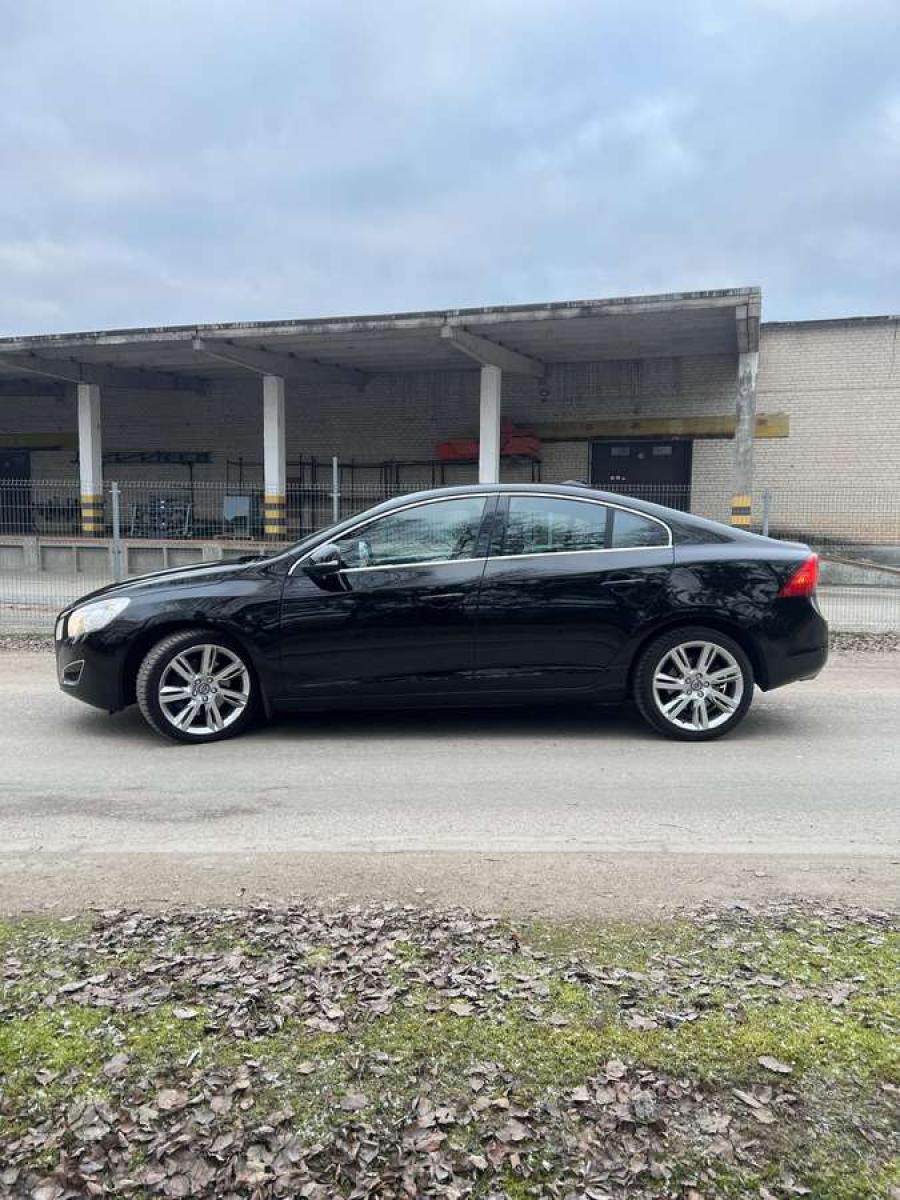 Black Volvo S60 2012 in Pasvalys, with an engine capacity of 2.40 L and mileage of 191 thousand km for 6850 €, photo 4 on AUTOMOTO.COM.LV