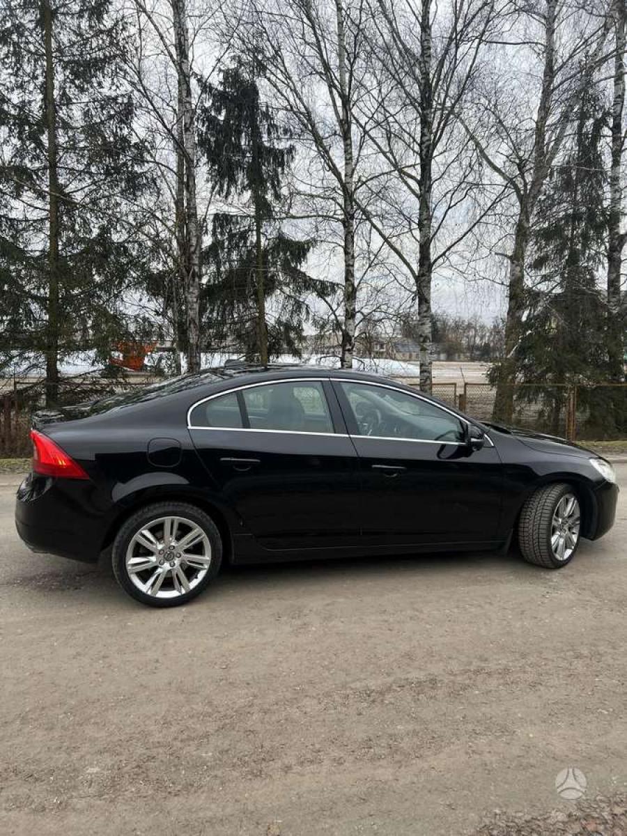 Black Volvo S60 2012 in Pasvalys, with an engine capacity of 2.40 L and mileage of 191 thousand km for 6850 €, photo 5 on AUTOMOTO.COM.LV