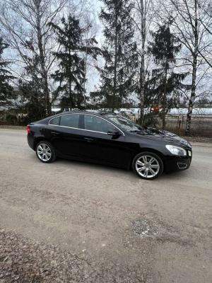 Black Volvo S60 2012 in Pasvalys, with an engine capacity of 2.40 L and mileage of 191 thousand km for 6850 €, photo 21 on AUTOMOTO.COM.LV